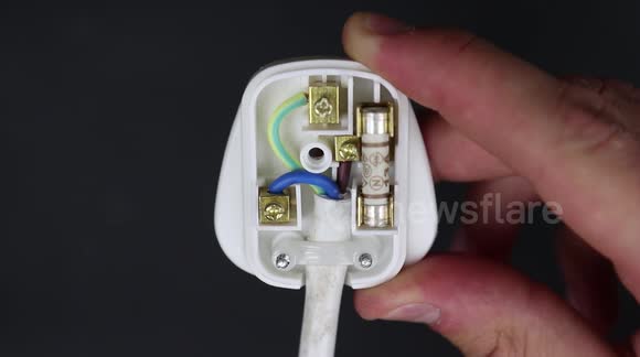 How to change a Plug UK 3-pin - Rewire & Earthing - Easy DIY by Warren ...