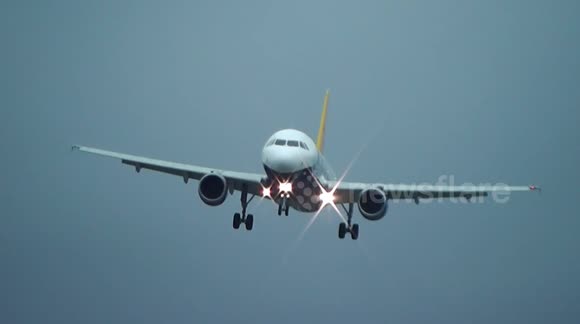 Airbus A320 Bad Landing in heavy crosswinds at Birmingham Airport - Buy ...