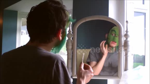 Watch this stop-motion footage of a Grinch impressionist painstakingly ...
