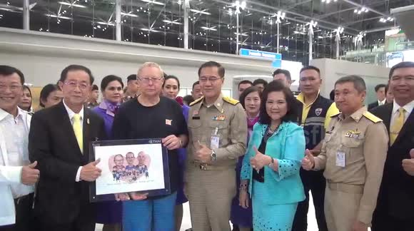 Thai cave rescuer Robert Harper boards plane home from Bangkok airport ...