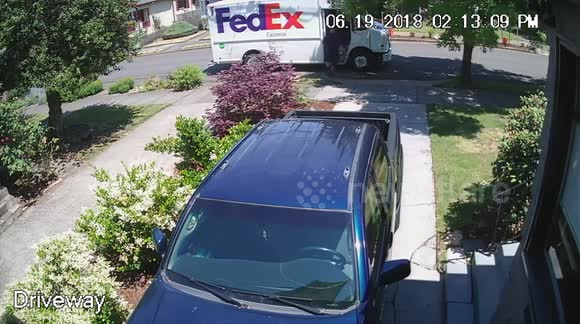 Package thief gets parcel only moments after delivery driver arrives ...