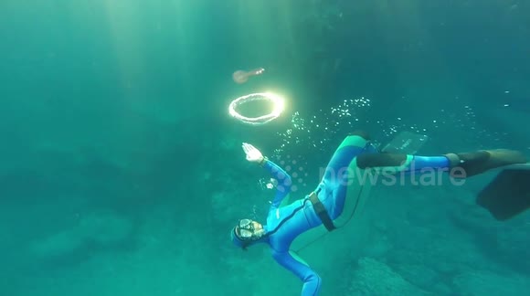 Spinning around: Watch a jellyfish latch onto a bubble ring blown by a ...