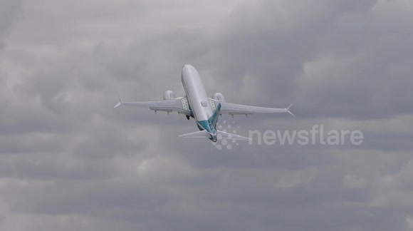 Amazing near-vertical takeoff of a Boeing 737 MAX 7 at Farnborough ...