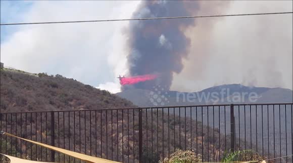 Incredible video shows small spotter plane guiding huge air tanker in ...