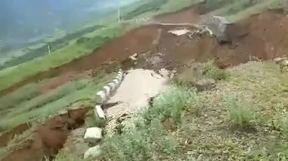Terrifying scene as mountain road completely collapses after heavy rain ...