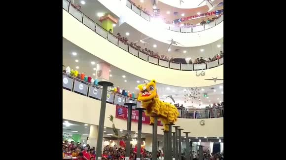 Lion Dance Performers Failed As They Fall From The Top of The Poles ...