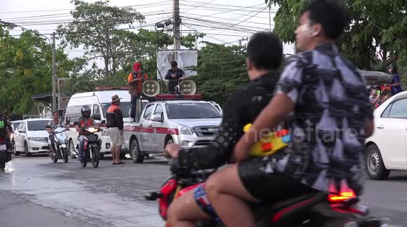 The police try to get people to stay off the centre of the road, while ...
