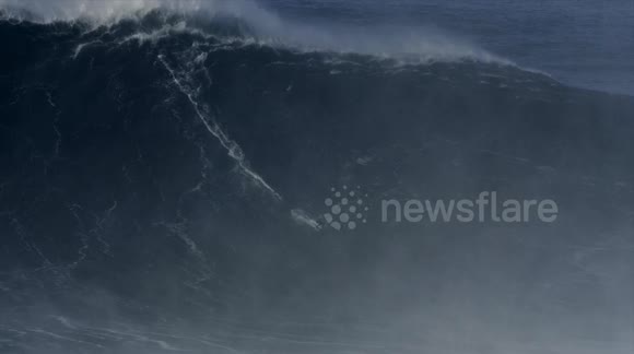 Newsflare - German surfer rides monster wave in Nazaré setting up the ...