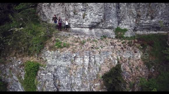 Nail-biting footage shows UK family teeter along 300ft-high 'Giddy Edge ...