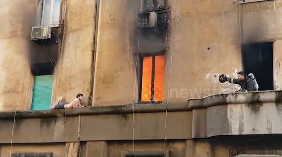 Aussie tourist films dramatic moment man escapes from Rome fire by ...