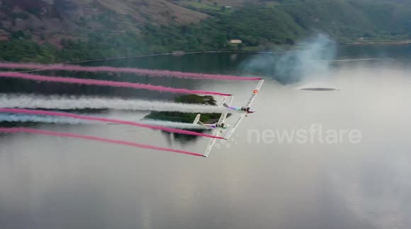 Watch the moment two motor gliders perform three loop-de-loops in a row ...