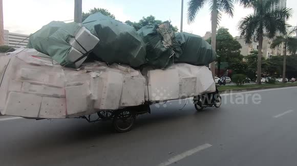 Ridiculously overloaded motorcycle cart carries 6m stack of foam boxes ...