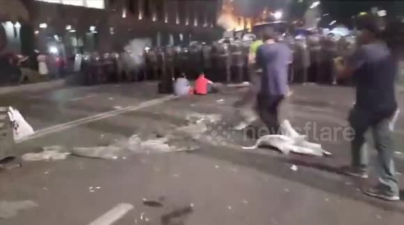 Intense scenes as anti-Russian protestors clash with riot police in ...