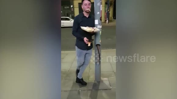 Hilarious moment drunk man eating kebab drops to the floor after ...