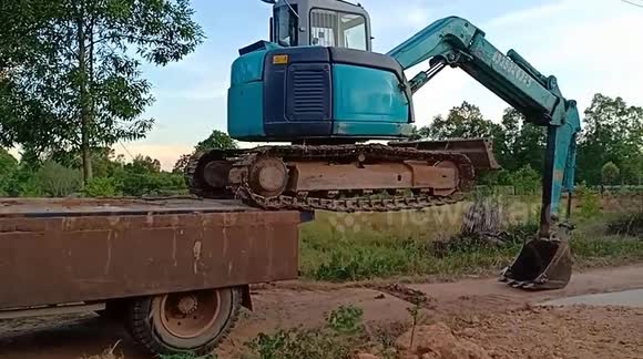 Not in the manual! Digger driver pulls off extraordinary trick to get ...