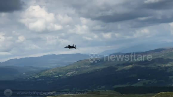 US fighter jets twist and turn through the infamous 'Mach Loop' in ...