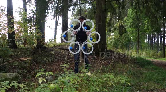 Incredible moment Swedish man's invention combines juggling and a hula ...