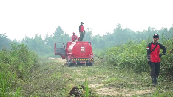 Fire task force in Indonesia extinguishes burning peatlands to combat ...