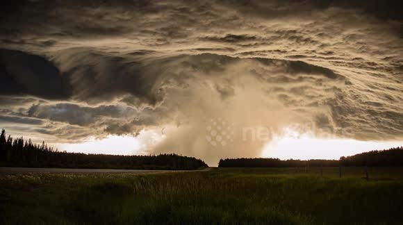 Stunning timelapse captures huge supercell forming in Alberta, Canada ...