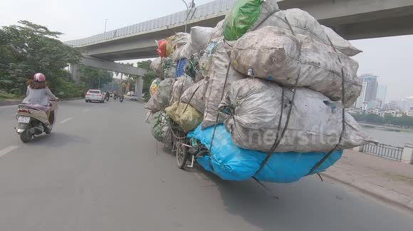 Seriously overloaded tricycle spotted in Viet Nam! Overload tricycles ...