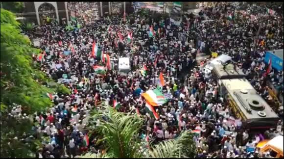 Heartwarming moment crowd of Indian protesters give way to an ambulance ...