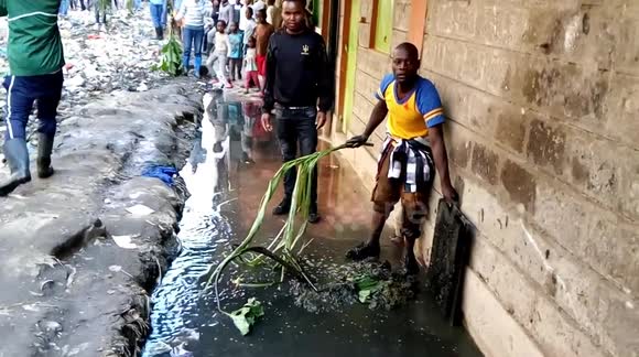 Man scoops up poop in polluted streets with his bare hands during ...