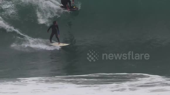Wipe Out!Boogie boarder and surfer collide on huge wave in Newport ...