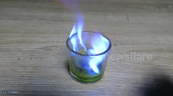 YouTuber creates mesmerising 'blue flame' experiment using aluminium ...