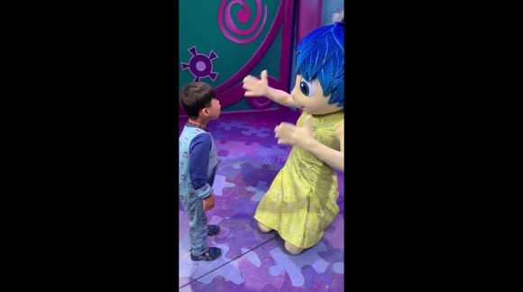 Heartwarming sign-language meeting between deaf boy and Disney World ...