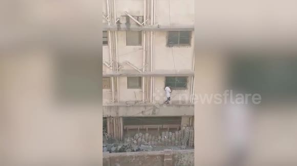 Criminal suspect seen escaping from police building out toilet window ...