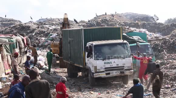 Locals in Nairobi, including children, face pollution while scavenging ...