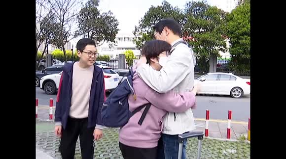 Chinese couple hugging in coronavirus isolation wards reunite and hug ...