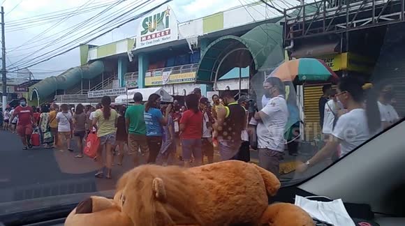Crowds ignore Covid-19 social distancing rules at food market in the ...