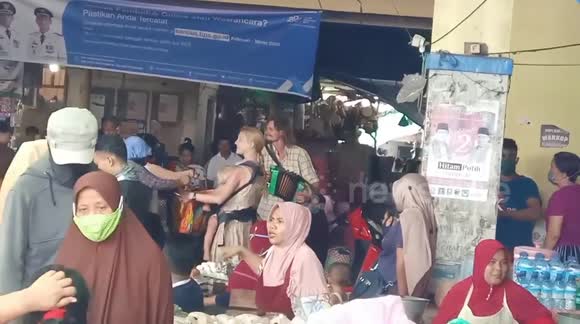 Russian couple seen 'begpacking' while holding their baby in busy ...