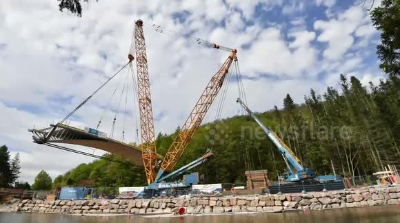Watch this massive crane lift Britain's first stainless steel bridge ...