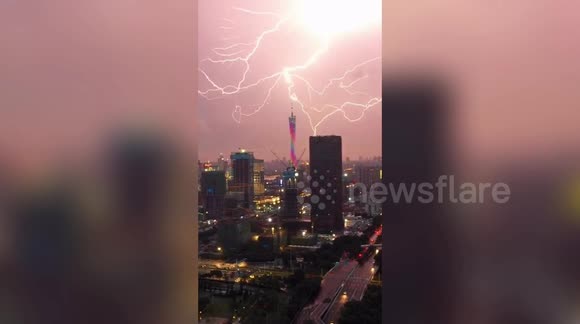 Dramatic moment powerful lightning bolt strikes Canton Tower in China ...