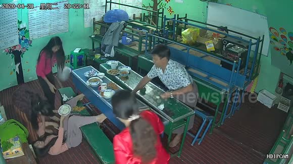 Diner knocks food off table after snapping one too many pictures of her ...