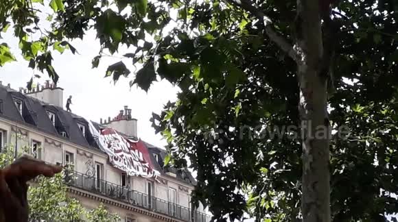 Antifa protester in Paris scales building to take down far right banner ...