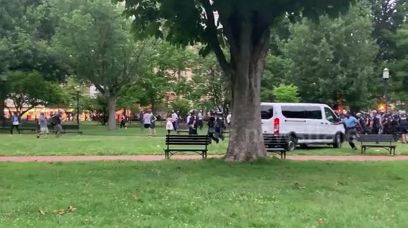Police clearing Lafayette Park of protesters in front of White House ...