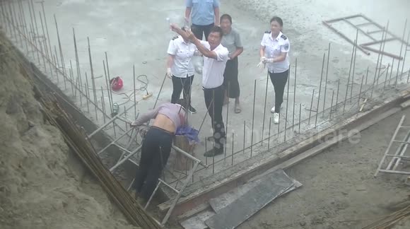 Chinese worker survives after being impaled by steel bars through chest ...