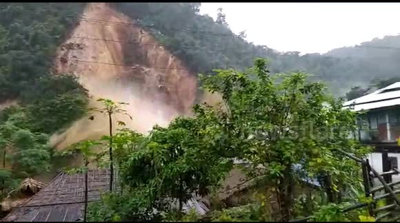Moment landslide hits Lepa Rada district in northeast India, killing ...