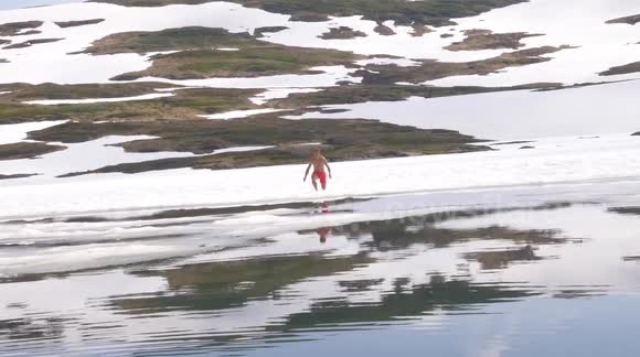 This beautiful video shows a daredevil diver who likes to swim in SUB ...
