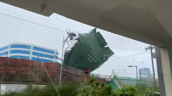 The terrifying moment Typhoon Molave rips the roof off a building in ...