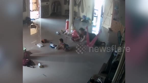 Thai mother's quick reaction to stop venomous centipede from biting ...