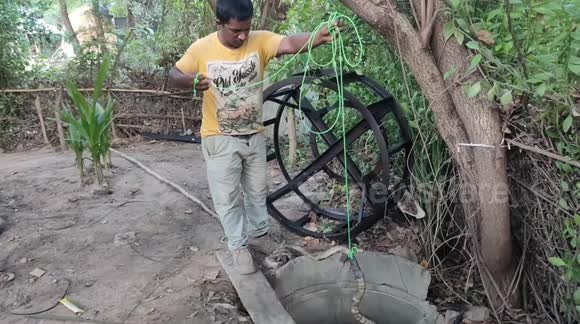 Snake handler lifts cobra out of well using rope in southern India ...