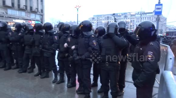 Heavy-handed police force pushing Navalny protesters down Tverskaya ...