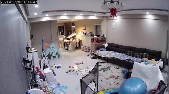 Chinese mother's quick reactions saves baby from being hit by falling ...