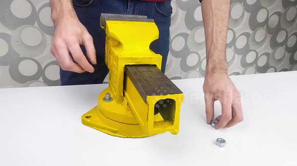 YouTuber takes apart and restores old bench vice after it breaks - Buy ...