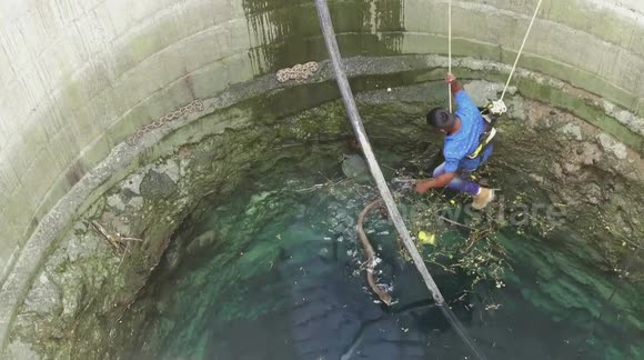 Thrilling moment rescuers save three venomous snakes in 100-foot-deep ...