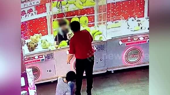 Chinese girl gets stuck in claw machine after climbing inside to claim ...